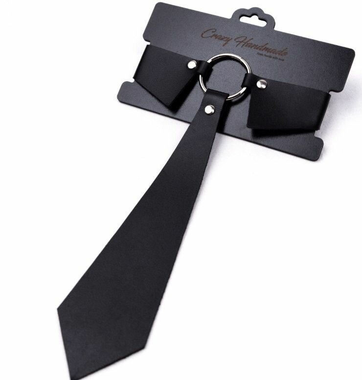 Однослойный чокер из натуральной кожи в виде классического галстука с воротником.