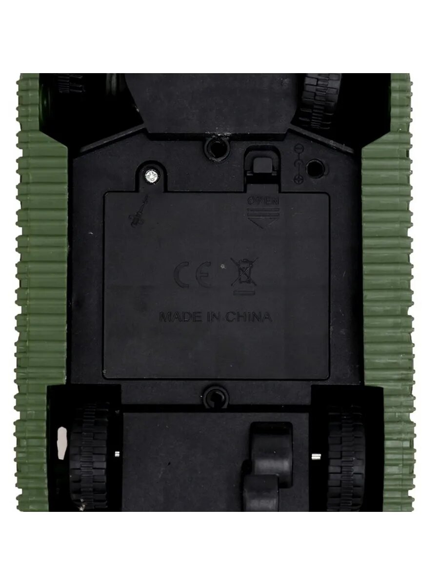 Зеленый радиоуправляемый боевой танк