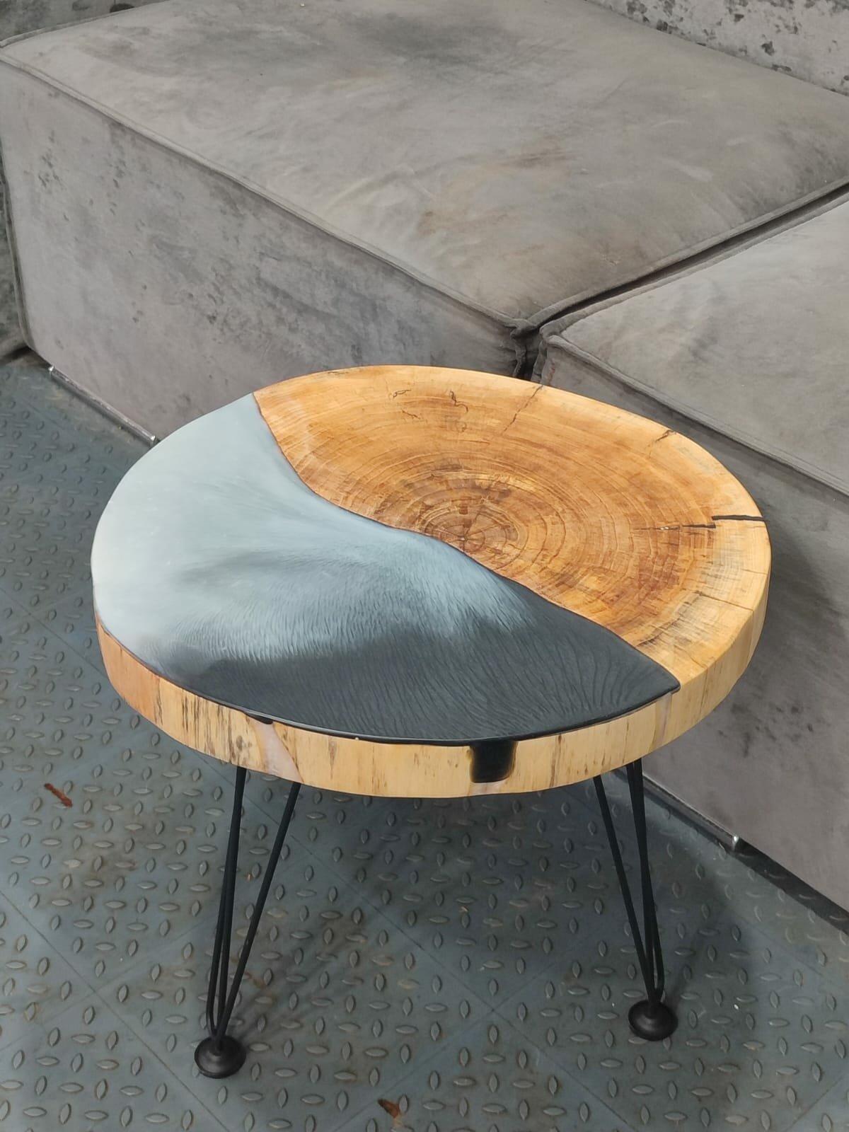 Журнальный стол из эпоксидной смолы и слэба карагача 50x47x45 ART-SLAB