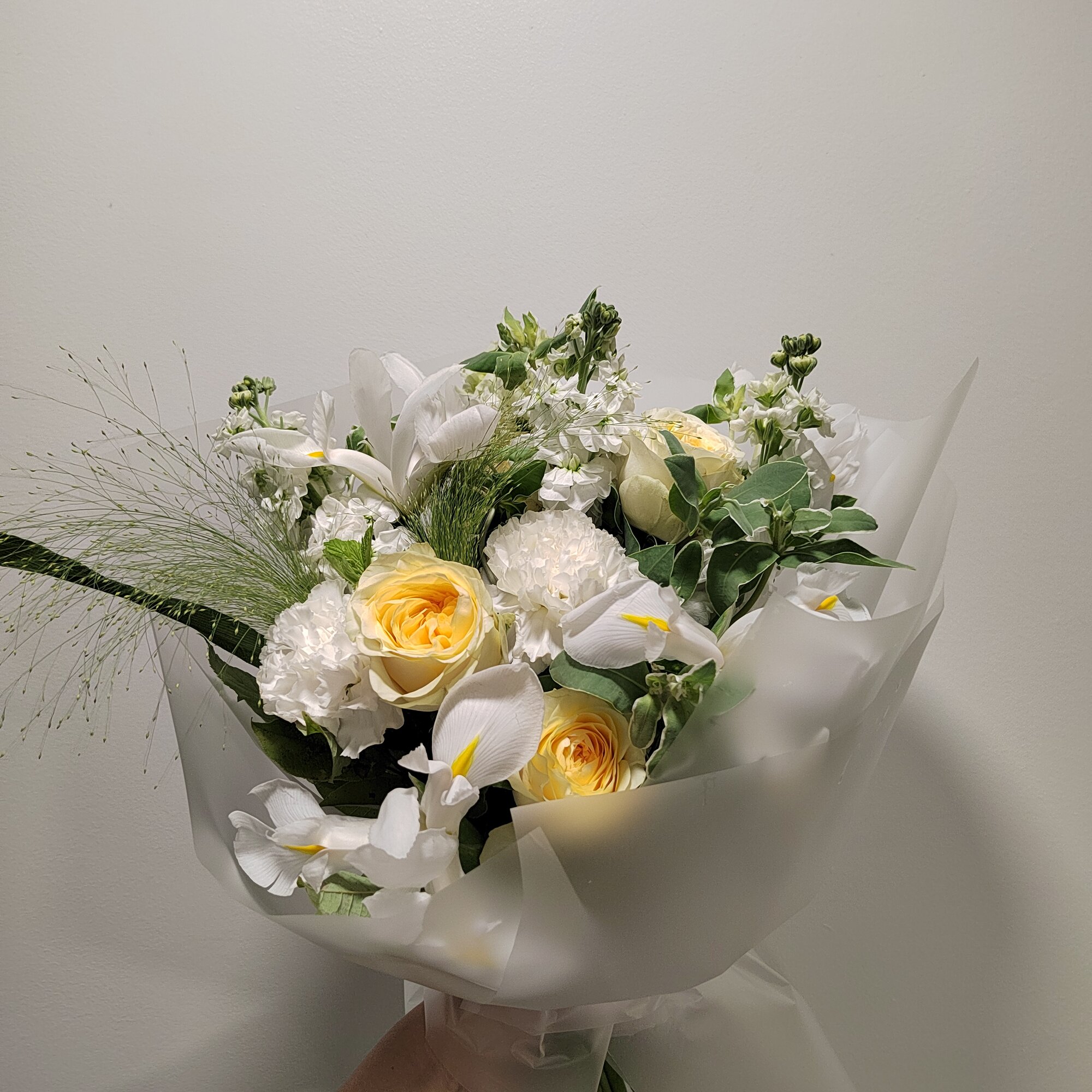 Воздушный букет Цветочный этикет, белый, маттиола, ирис, роза, гвоздика