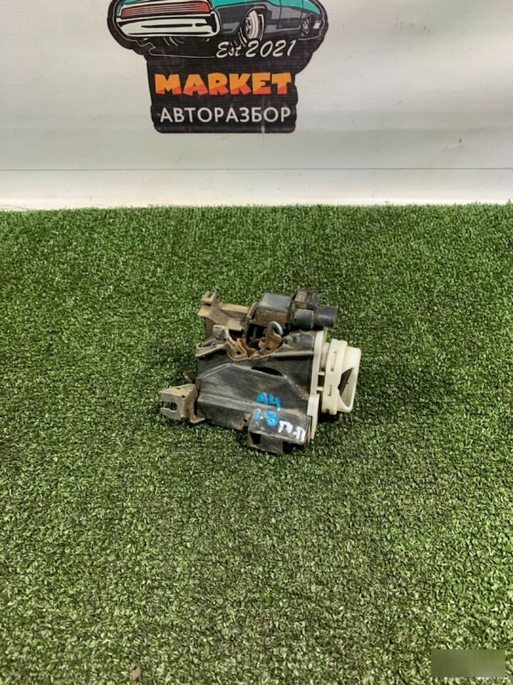 Замок двери правый Audi A4 B5 1.8 1996