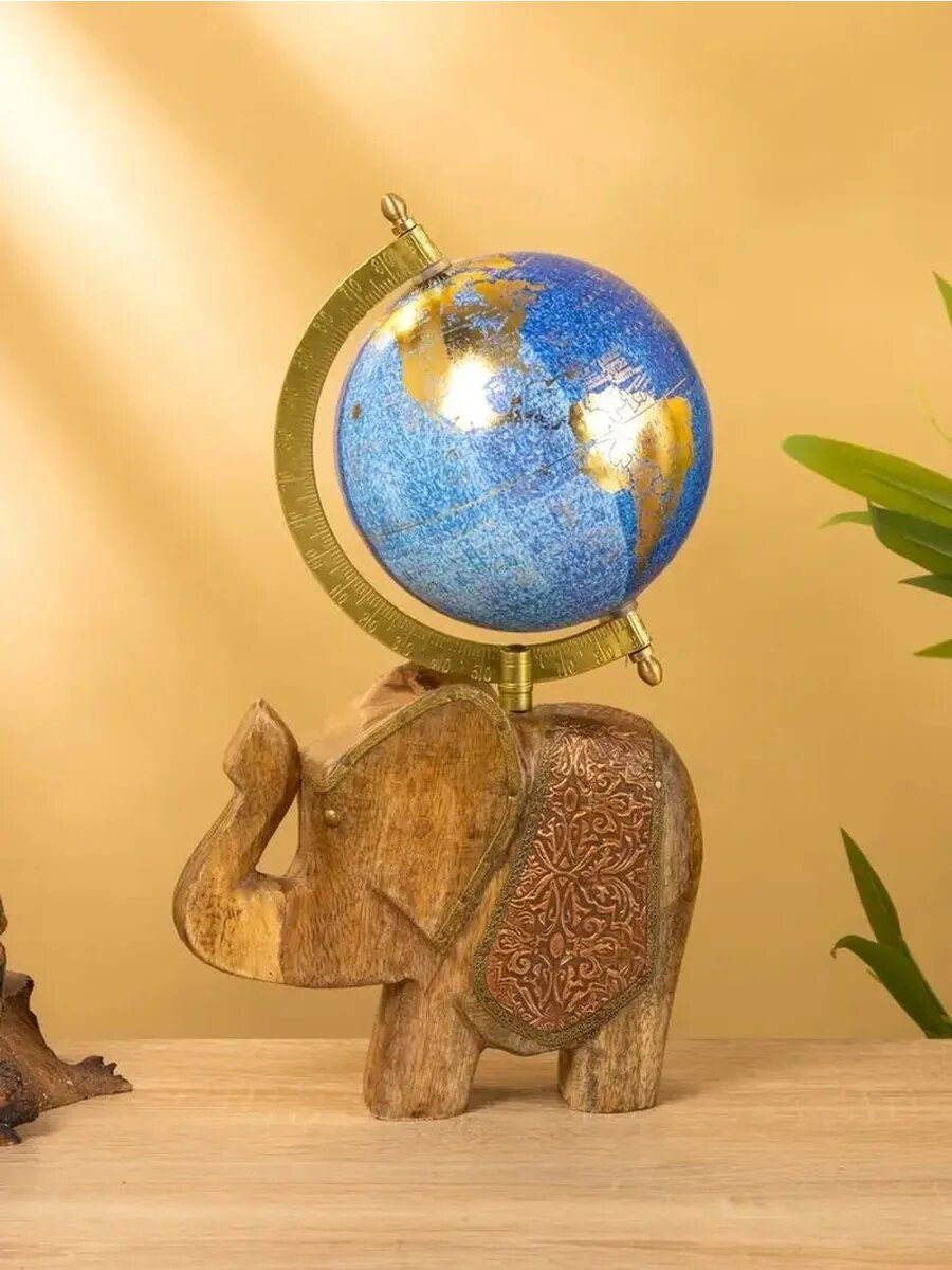 Элегантный сувенирный глобус в деревянной подставке