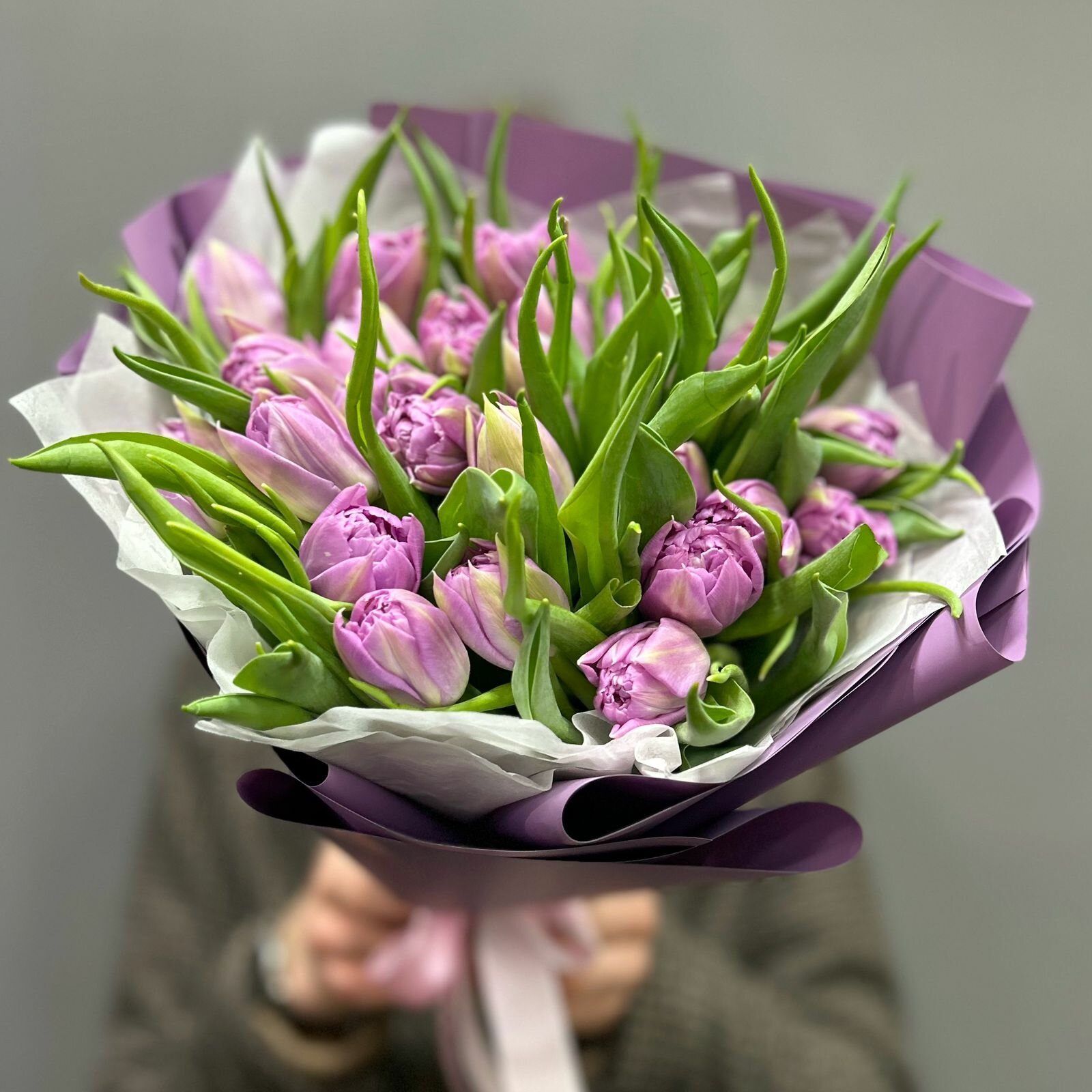 Букет из 25 пионовидных тюльпанов Дабл Прайс в двухслойной упаковке