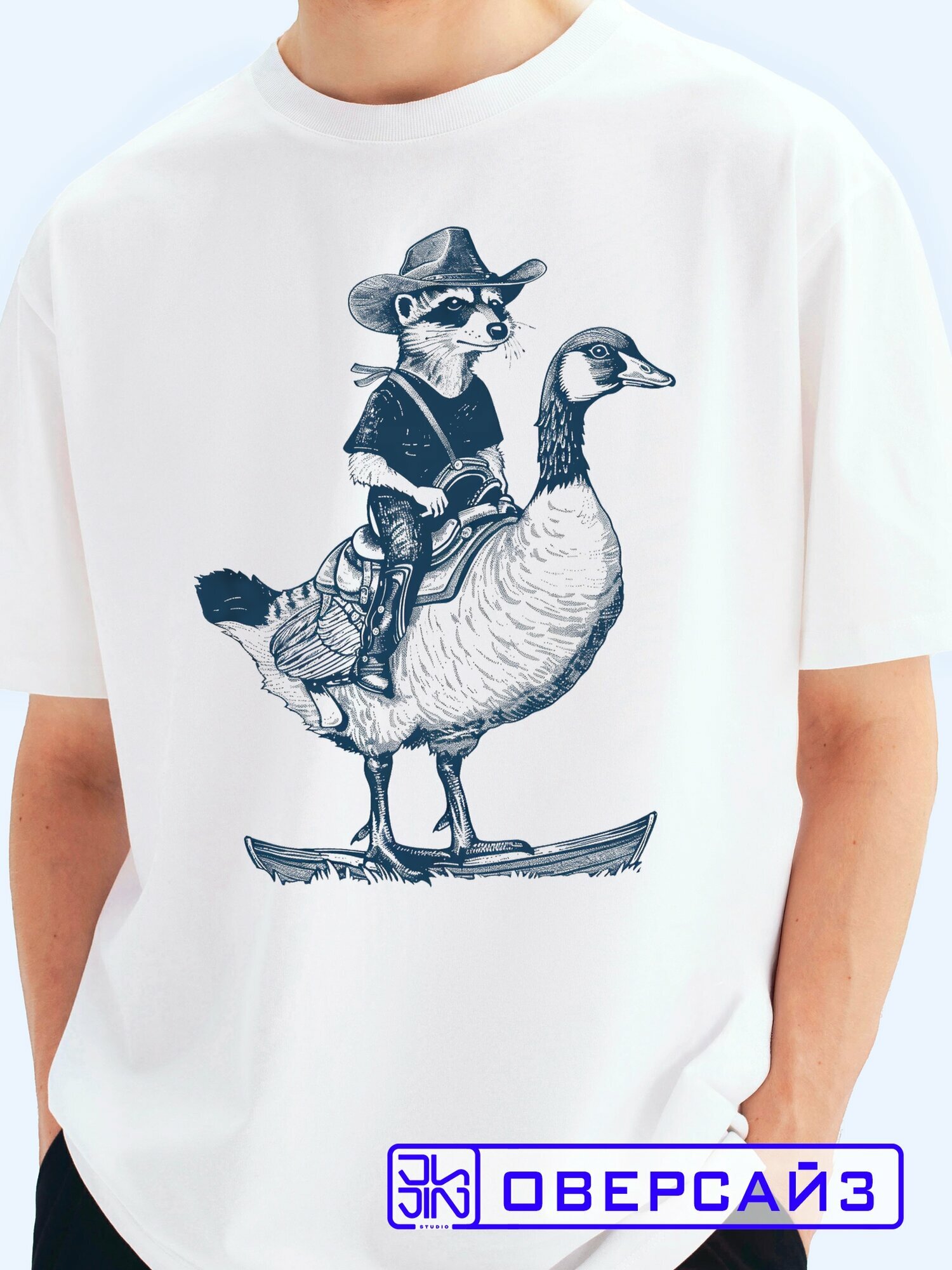 Футболка Jujin Studio оверсайз мужская с принтом Смешной ретро принт с енотом ковбоем на темно синем, синем гусе, белый хлопковый трикотаж с прикольным рисунком на груди