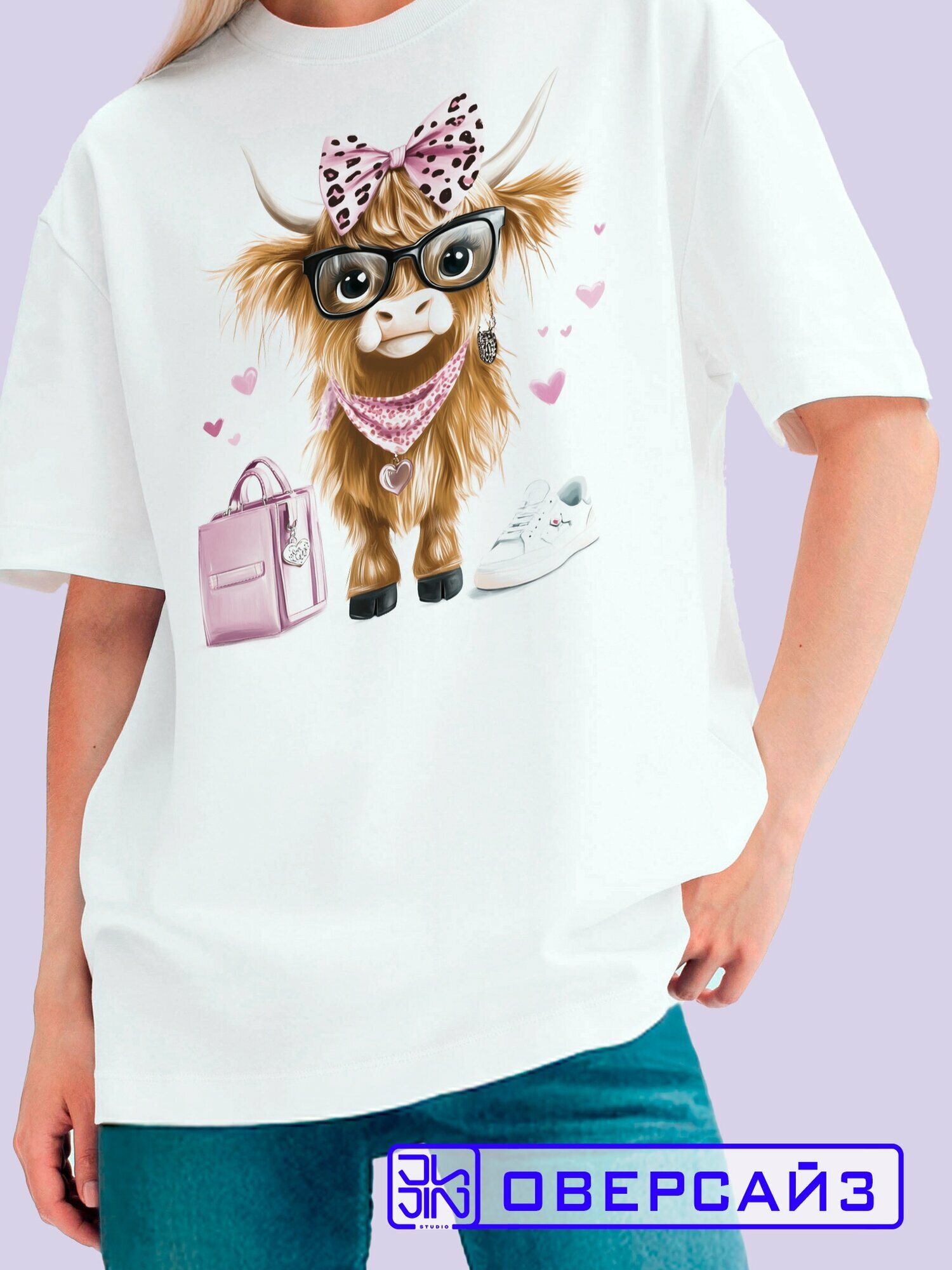 Футболка оверсайз женская с принтом Веселая коричневая и белая корова в смешных очках с розовым сердцем, белый хлопковый трикотаж с прикольным рисунком на груди