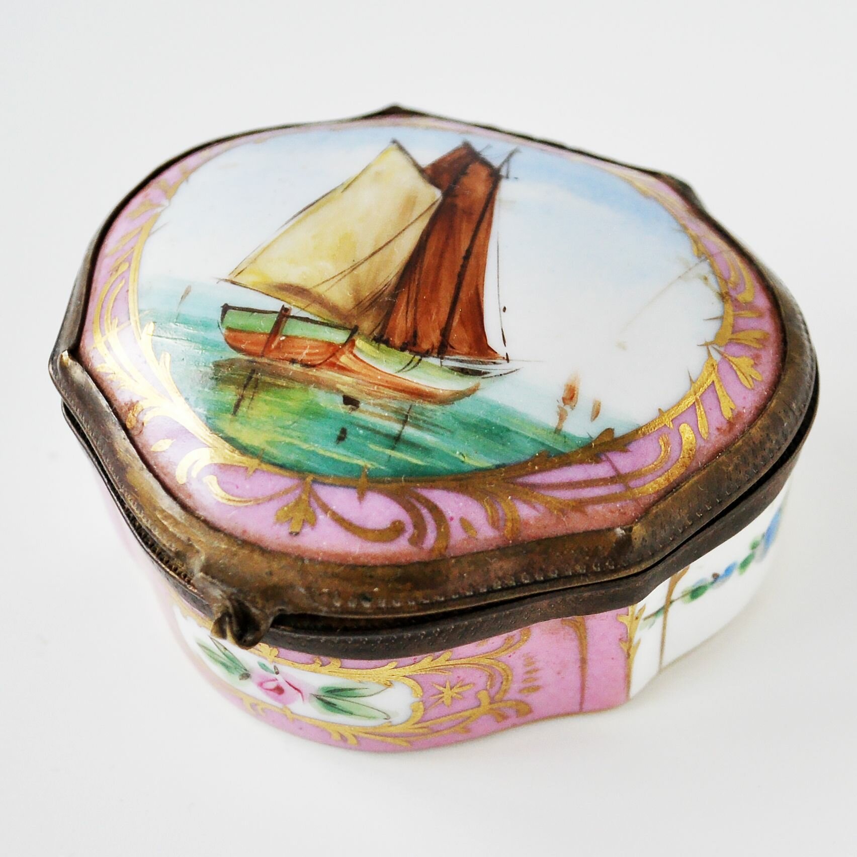 Антикварная шкатулка "Парусник". Фарфор, ручная роспись, металл. Франция, начало ХХ века.