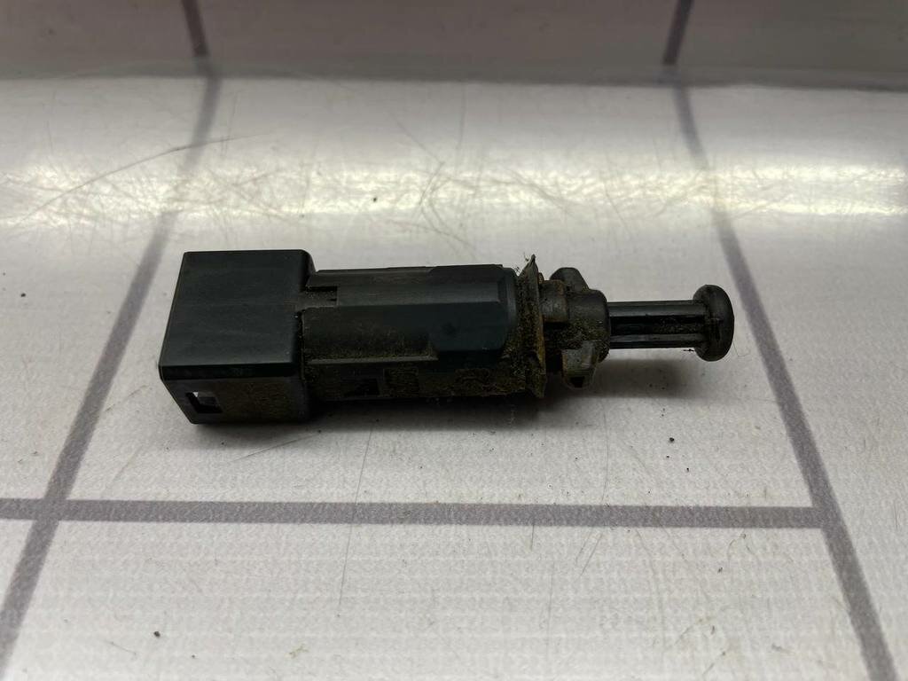 Датчик включения стопсигнала Renault Logan 2005-2014