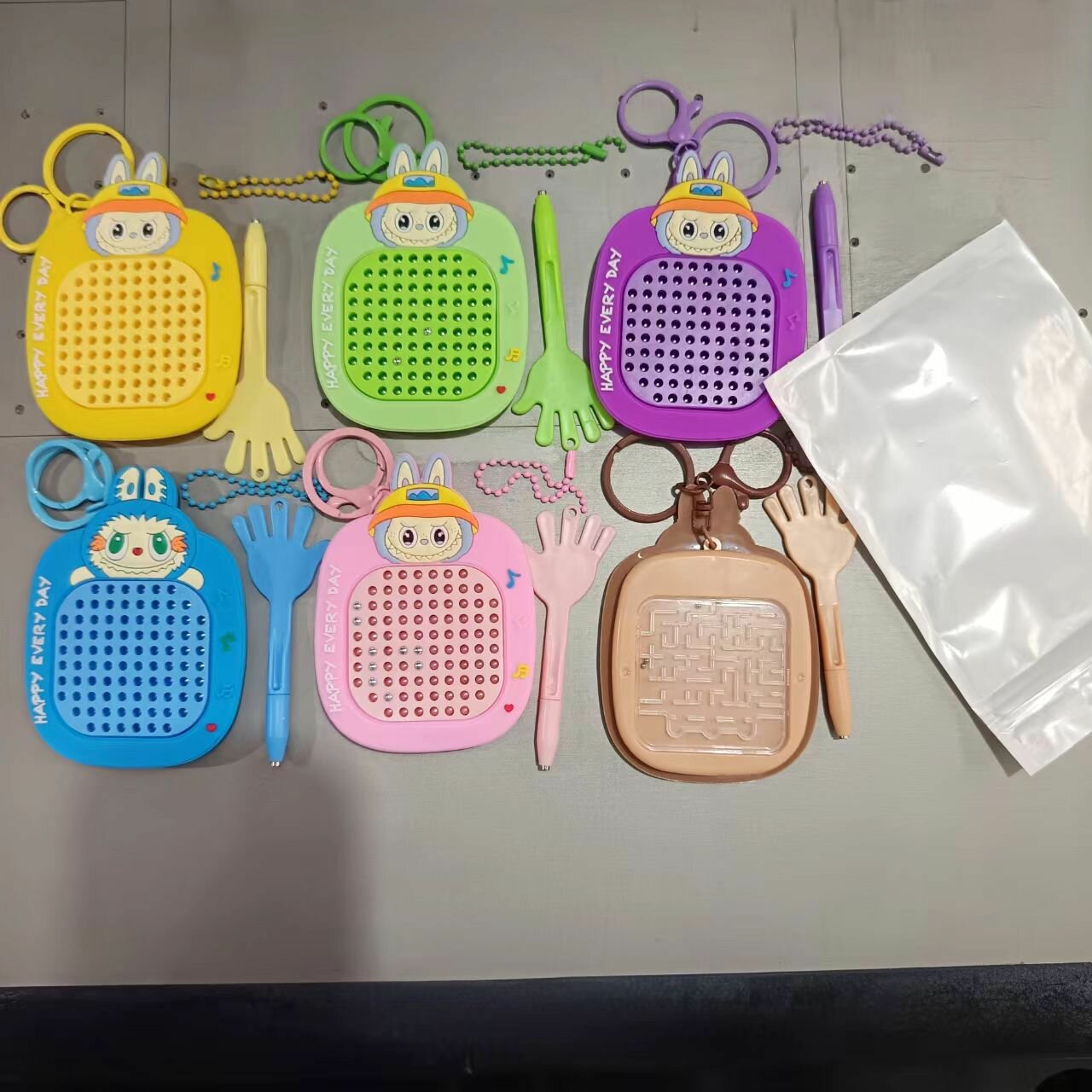 Креативный мультяшный магнитный стальной шарик для рисования, брелок, маленький подвесной рюкзак, антистрессовая магнитная доска для рисования, лабиринтная игрушка оптом