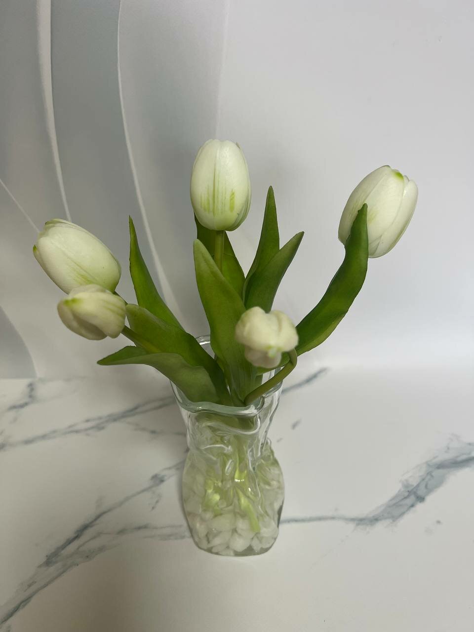 Искусственные цветы тюльпаны 5 штук в стеклянной вазе с имитацией воды