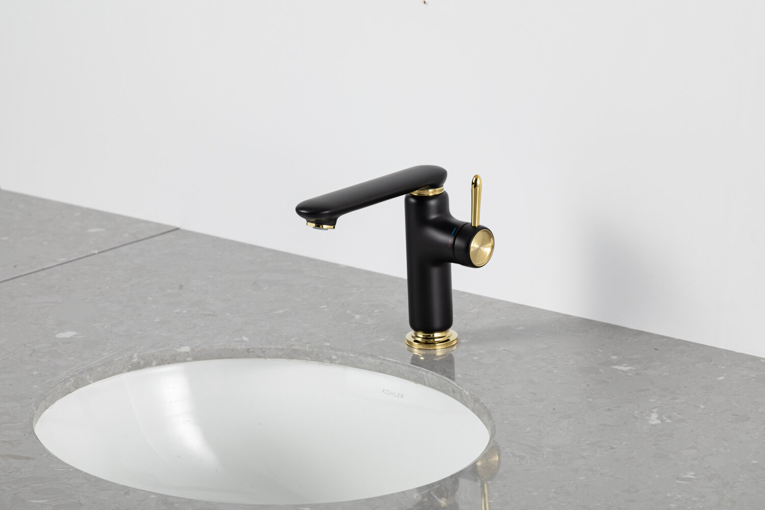 Смеситель для раковины с поворотным изливом Gappo G09 G1009-63 латунь, черный/сатиновое золото