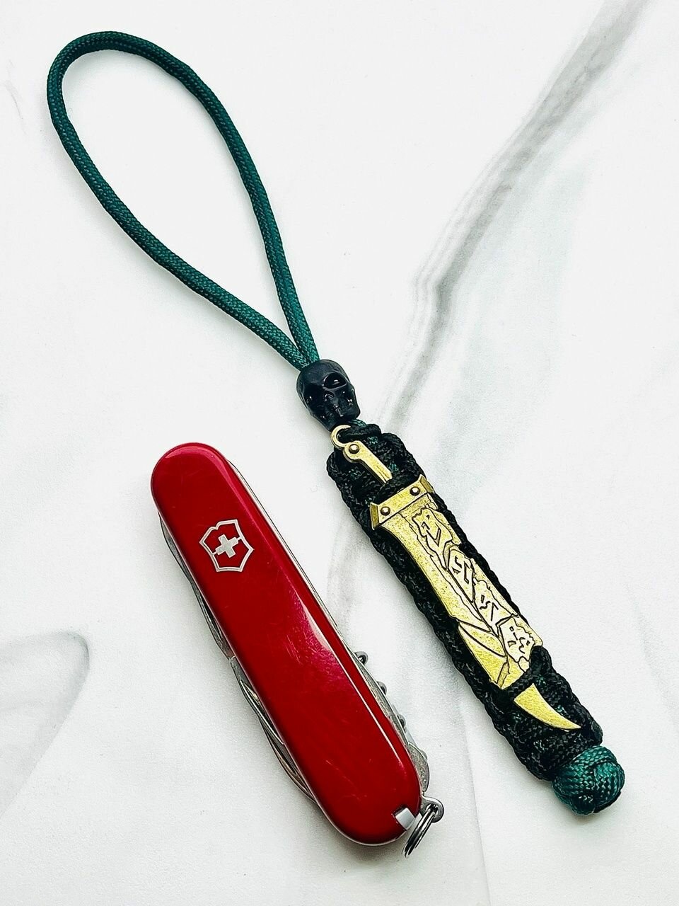 Темляк брелок для ножа с металлической бусиной "Меч" и пластиковым черепом