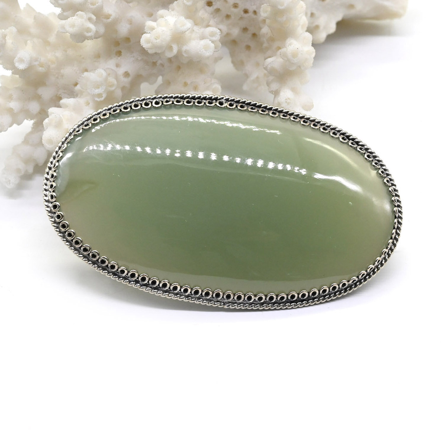 Брошь, нефрит