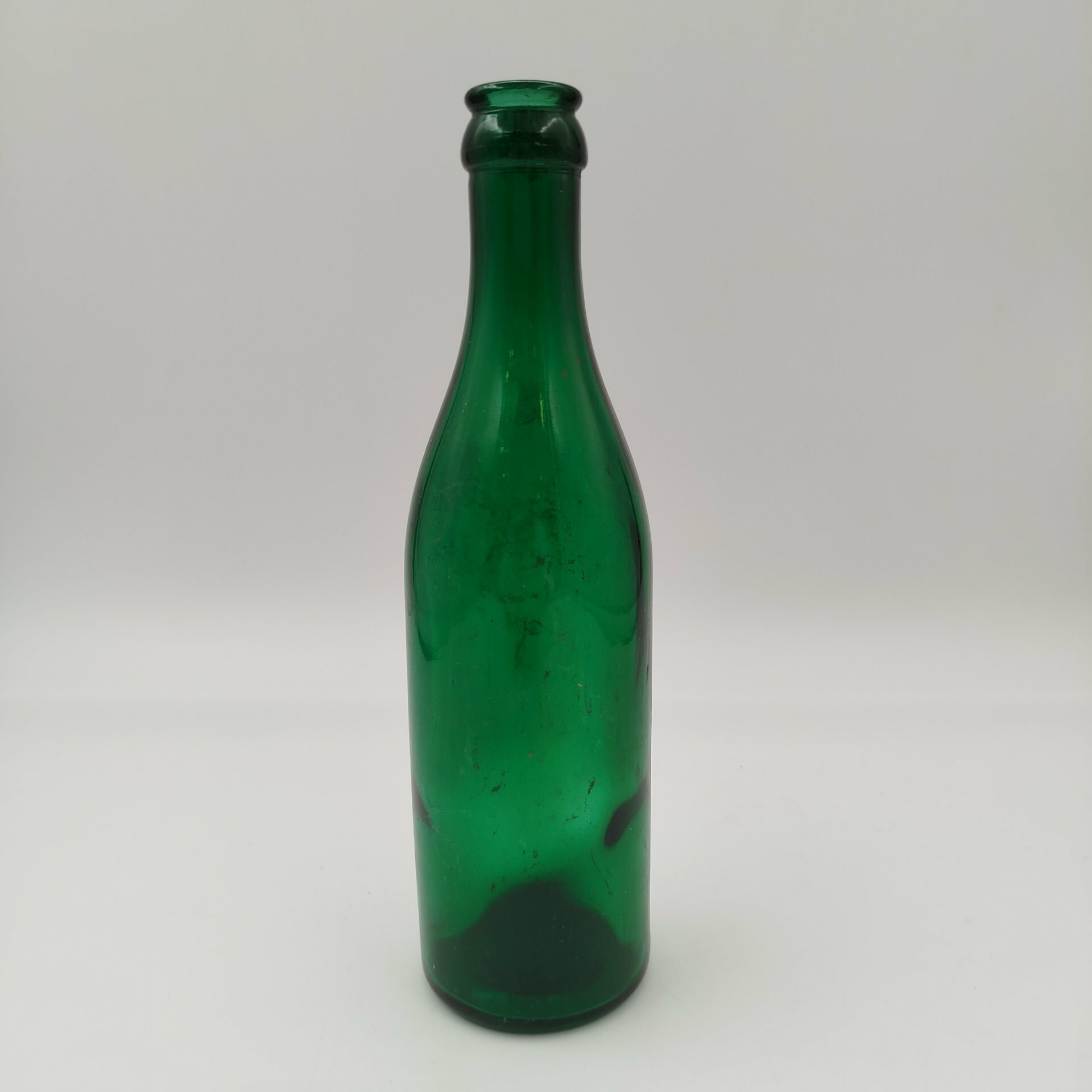 Бутылка пивная зеленого цвета