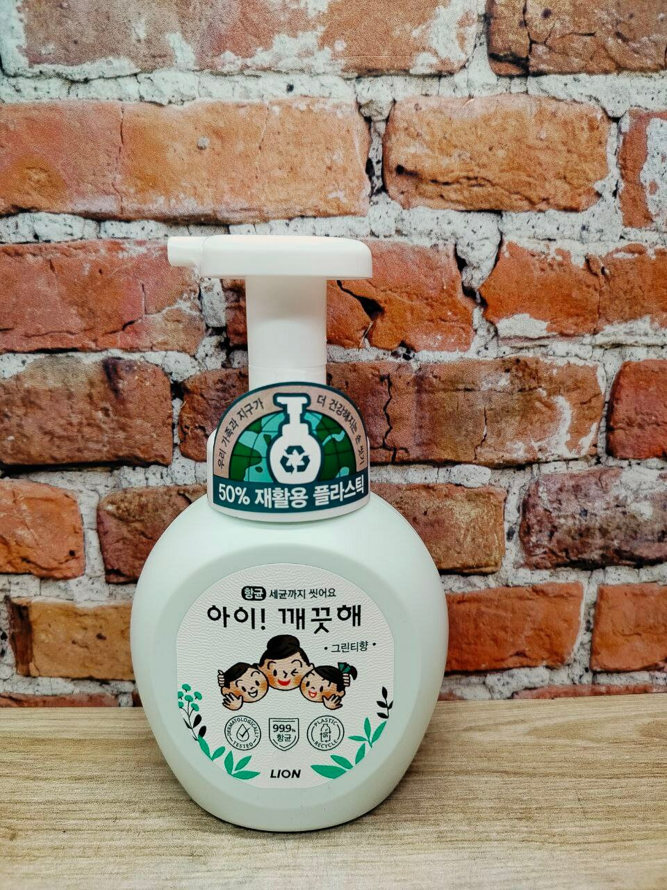 Lion Ai-Kekute Пенное мыло для рук увлажняющее с антибактериальным эффектом Зеленый чай 250 мл с дозатором