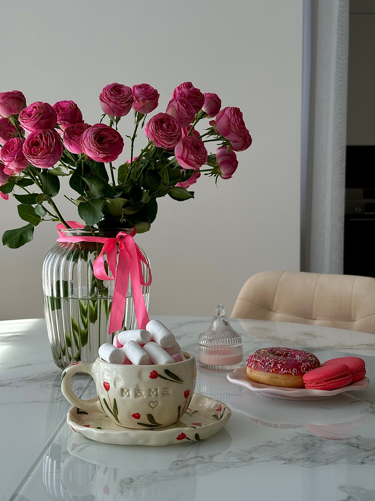 Керамическая чайная пара ручной работы с надписью мама, расписана тюльпанами от бренда TatKo