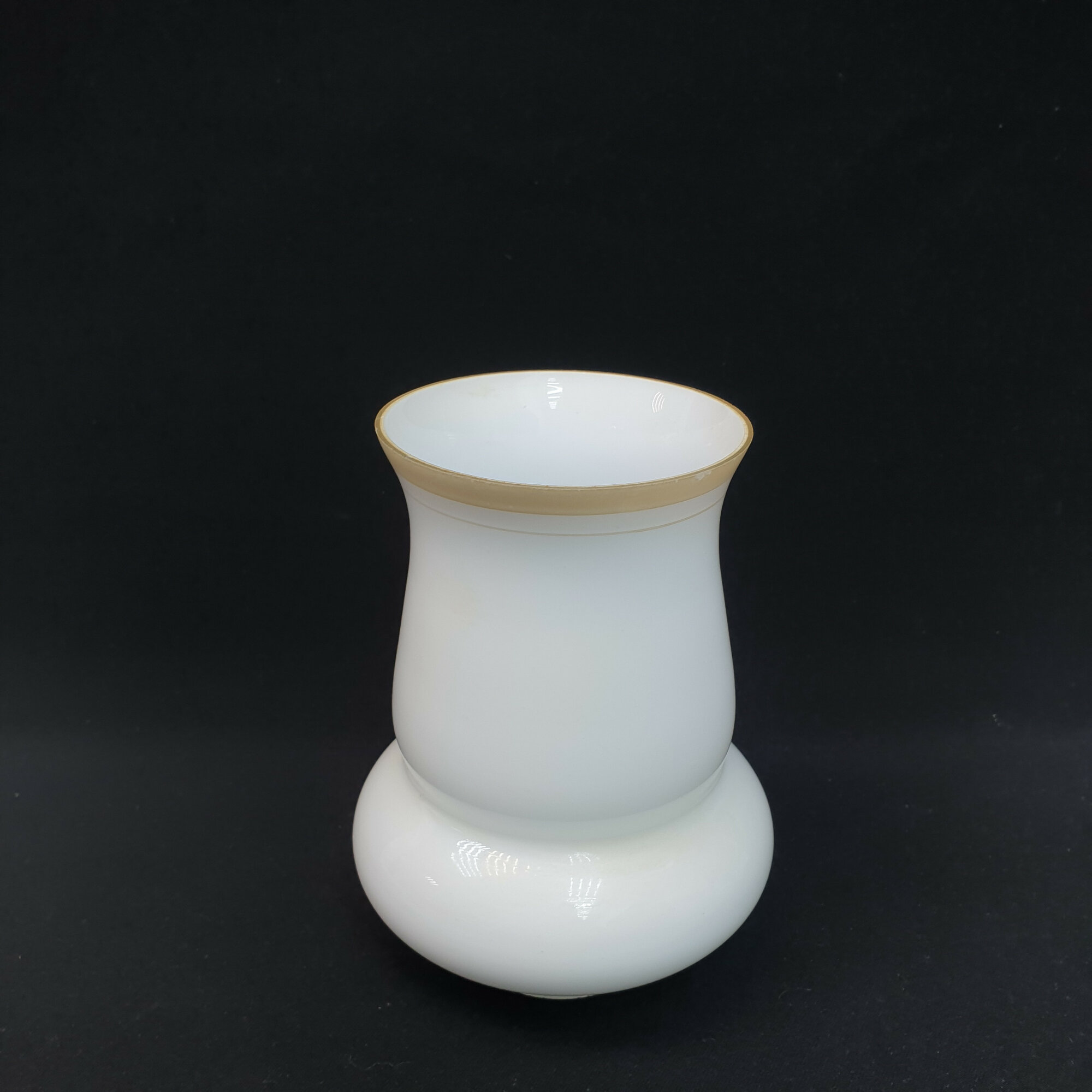 Винтажный плафон 16 см, молочное стекло, люстр, диам. посад. места 5 см, СССР.