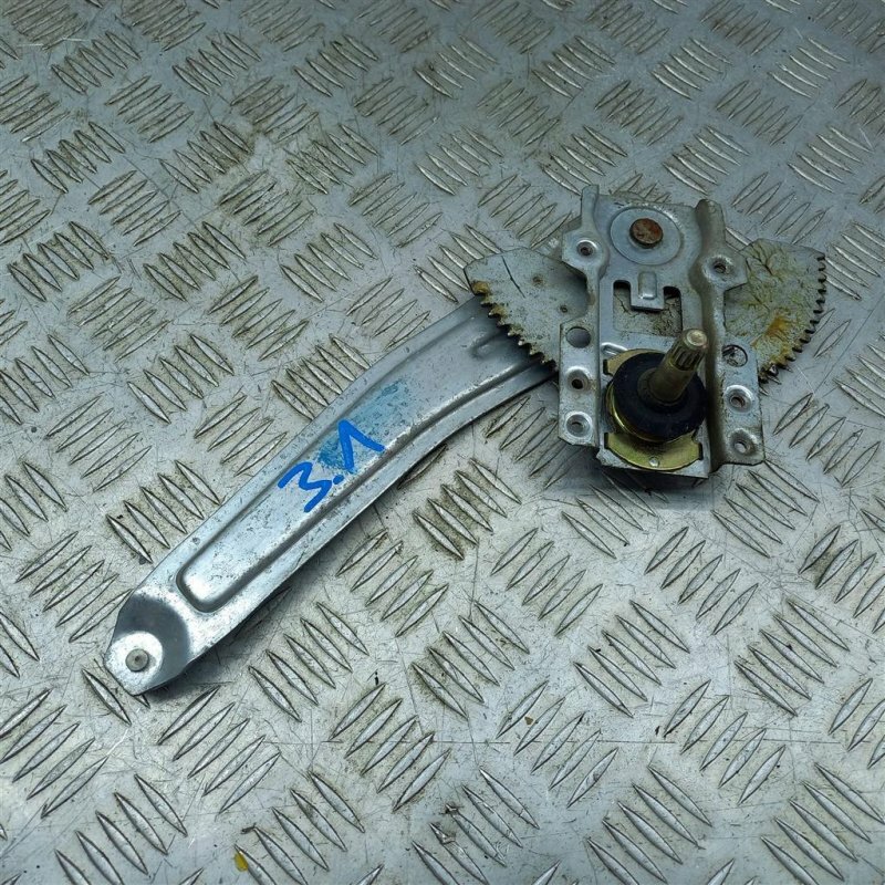 Б/У Стеклоподъемник механ. задний левый Mazda Demio 1 DW3W / Мазда Демио 1 DW3W 1.3 B3 85Л.С. 1998