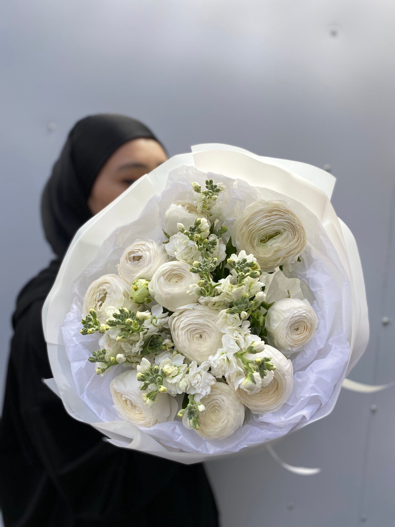 Букет живых цветов NURA FLOWERS, матиола 5 шт, ранункулюс 10 шт, белый