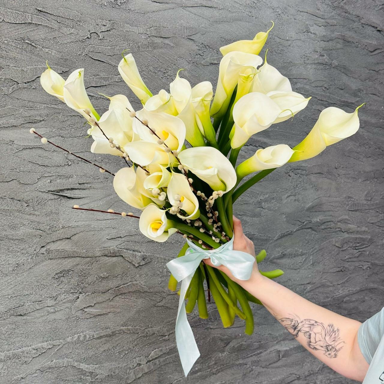 Букет из 25 белых калл с веточками живой вербы. Живые цветы каллы