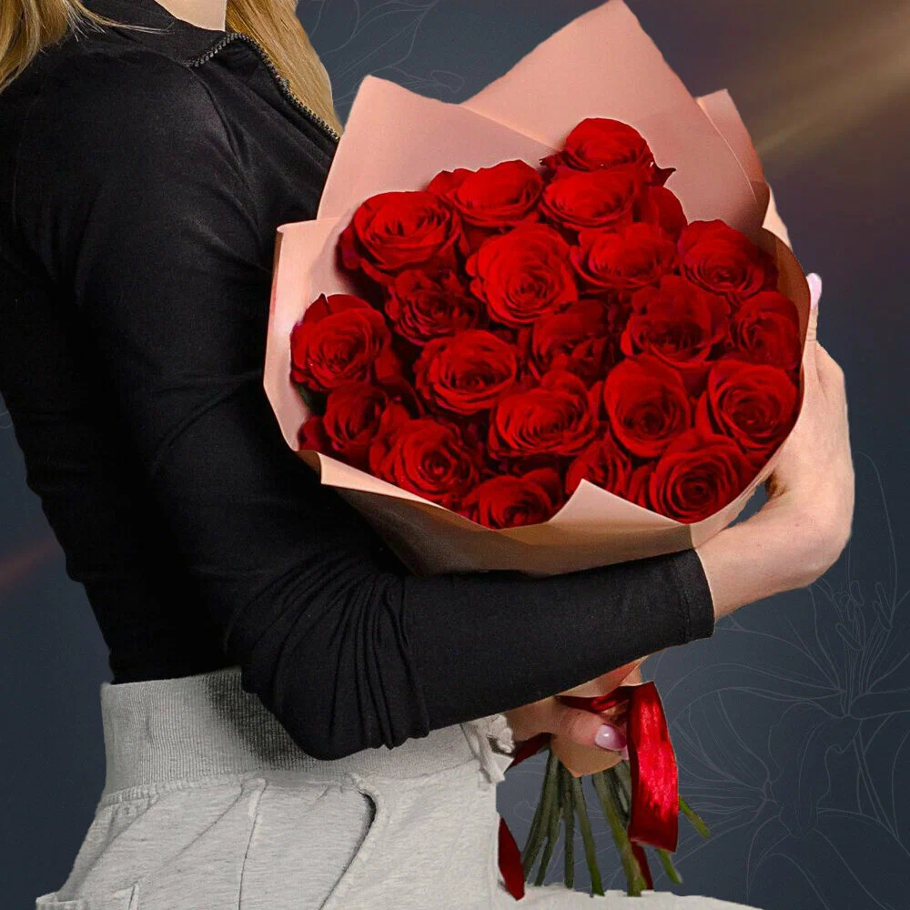 Классический букет из 25 красных Эквадорских роз 50 см в крафте с атласной лентой от 2name flowers
