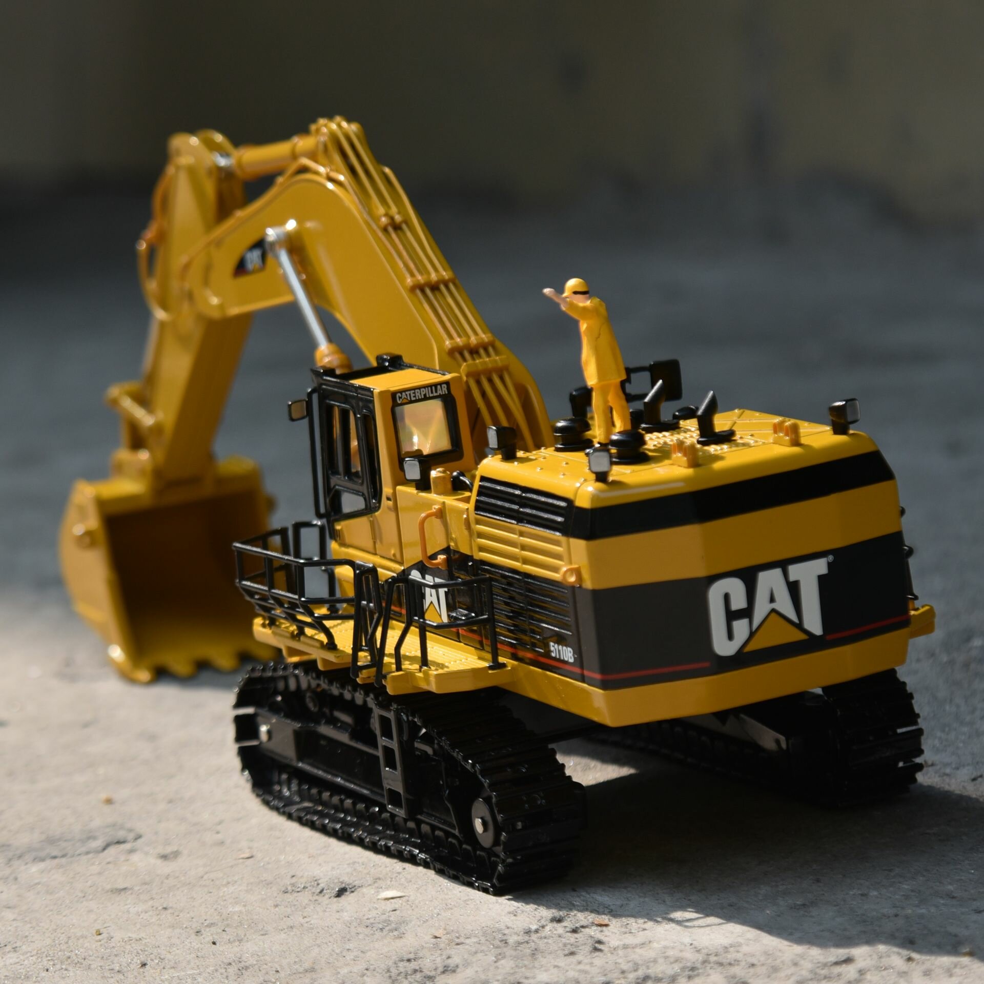 Модель крупногабаритного экскаватора CAT5110B 1:50 из сплава (классическая серия 55098)