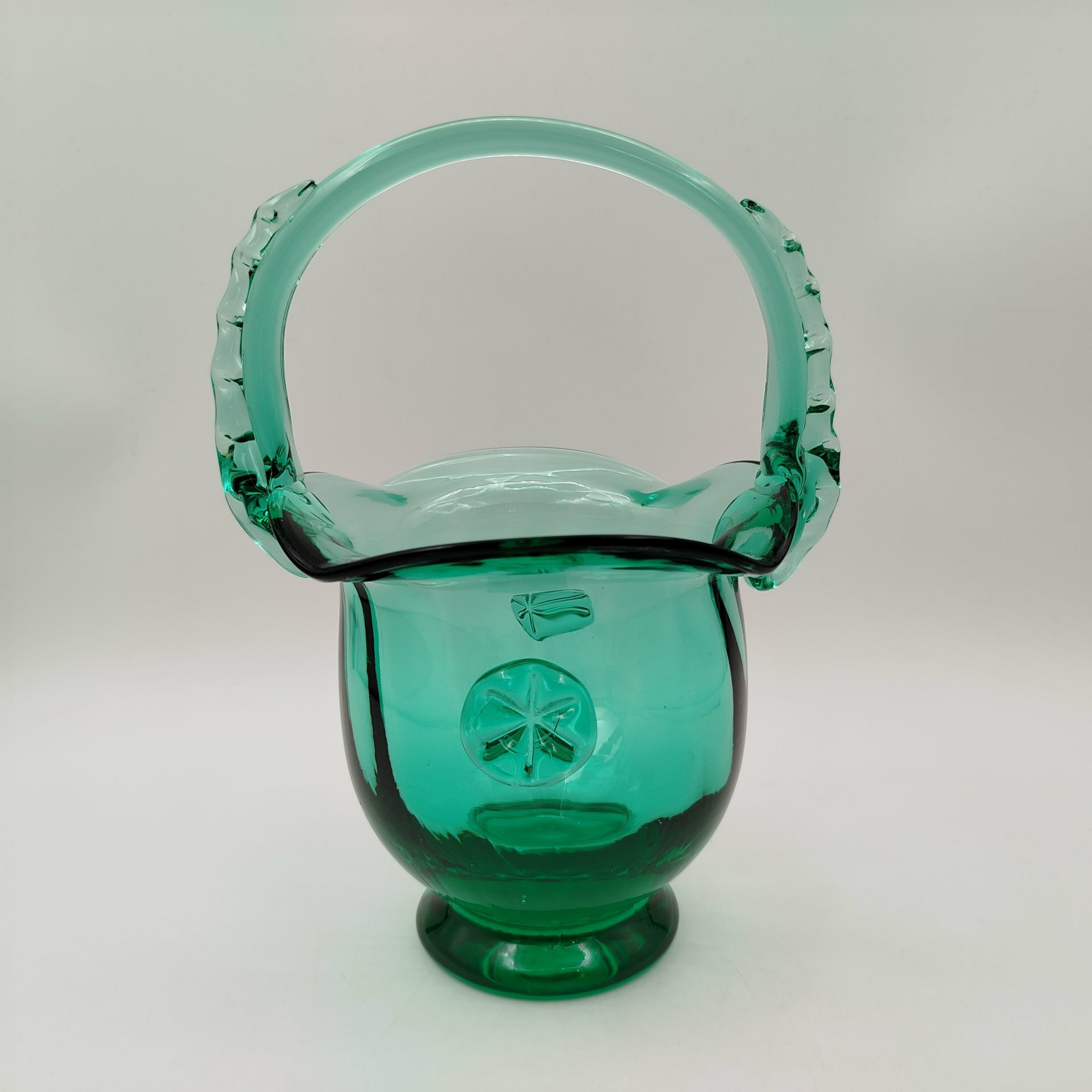 Конфетница в форме корзиночки изумрудного оттенка, стекло, гутная техника, СССР