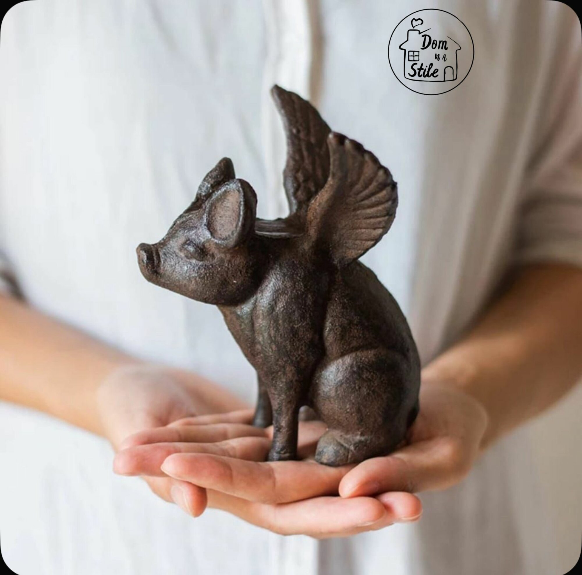 Держатель для фото "Свинка крылатая" , металл чугун, фигурка статуэтка интерьерная свинка, визитница