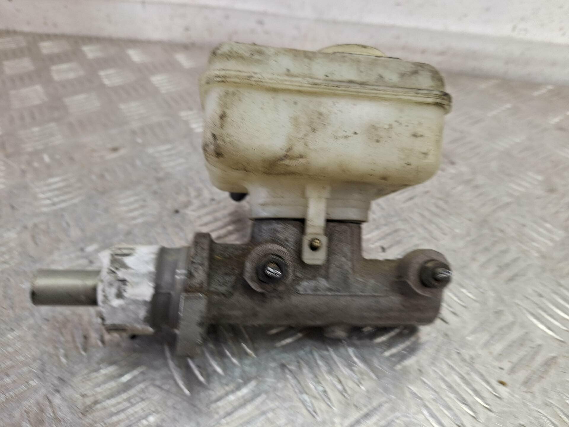 Главный тормозной цилиндр Volkswagen Golf 4 2003 21027099