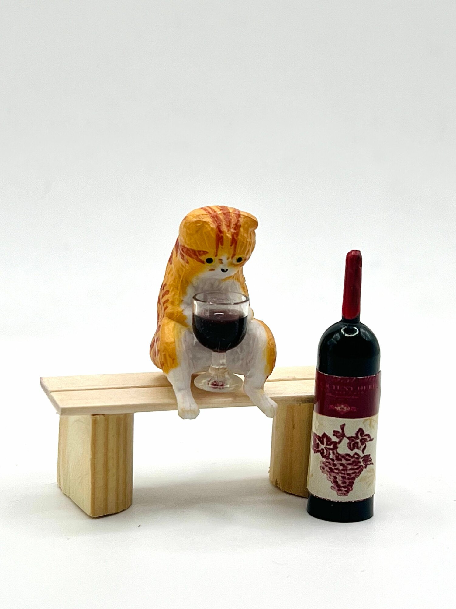 Рыжик кот с боалом вина "Винарик" на лавочке, фигурка сувенирная для декора для кухни, и цветка в горшке, ручная работа - 1 шт