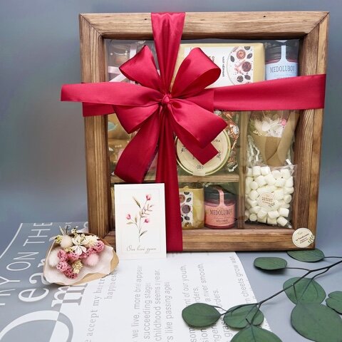 Подарочный набор Деревянный бокс, мед с орехами, авторский чай, свеча, шоколад девушке/женщине / 900гр