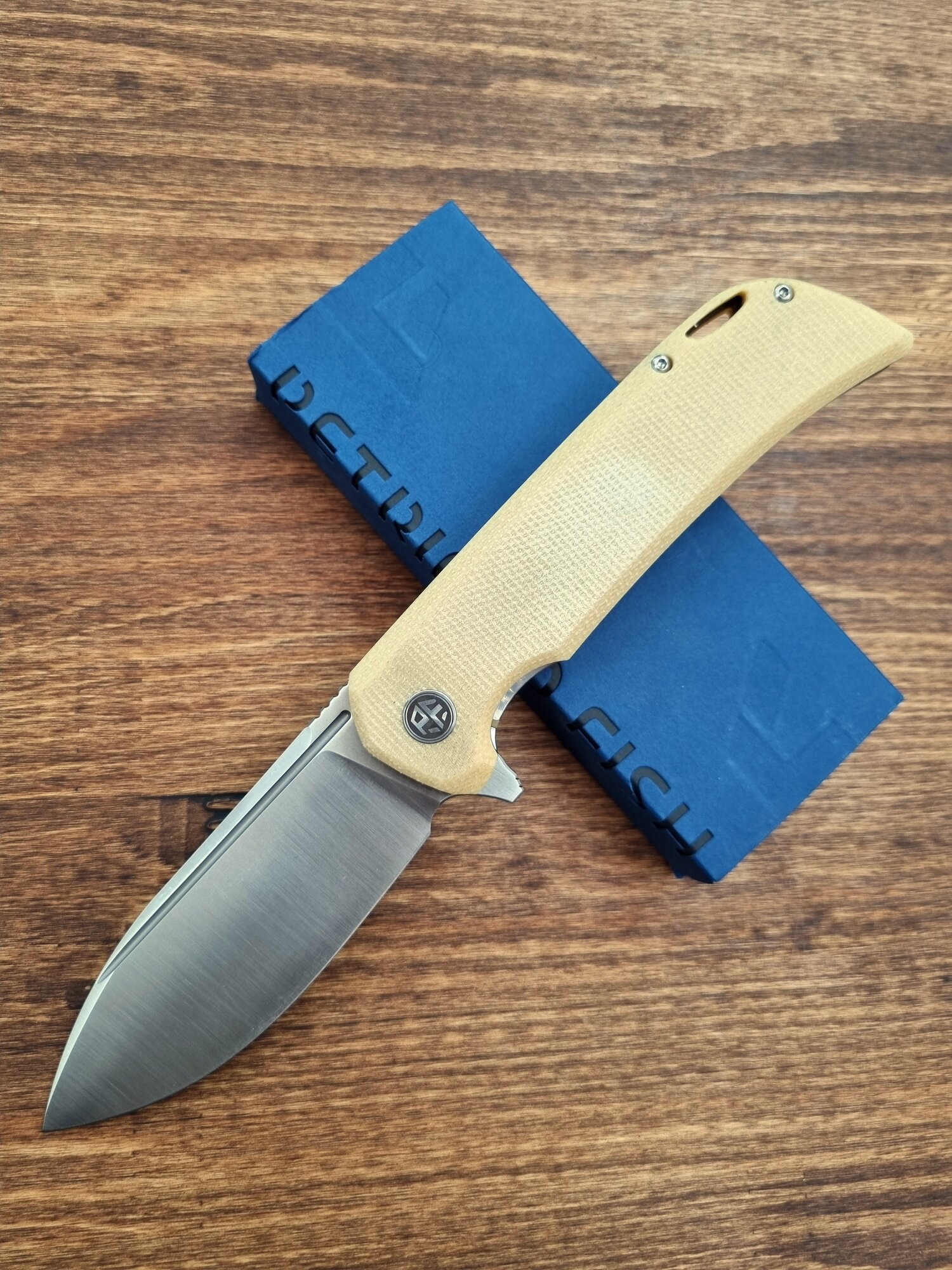 Нож Petrified Fish "Tunny" PFB05, складной, рукоять из микарты, клинковая сталь Sandvik 14C28N, бежевый