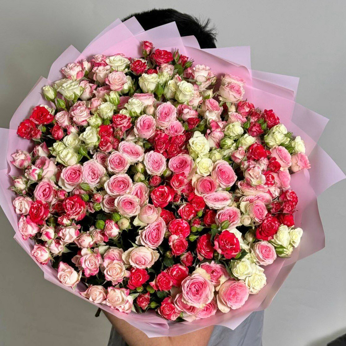 Букет микс роз 4 сорта с экспресс доставкой до двери от FlowersGo