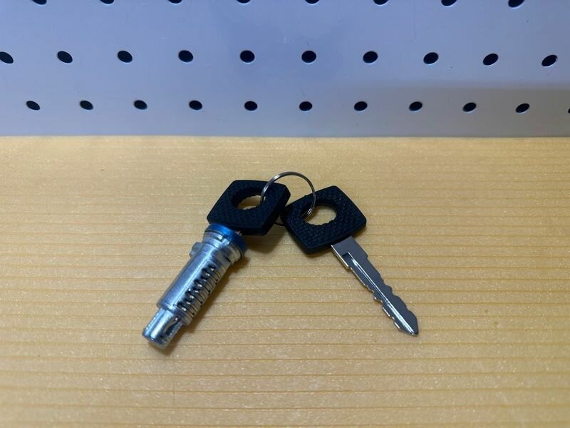 Личинка замка двери MERCEDES ACTROS с двумя ключами (мерседес актрос)