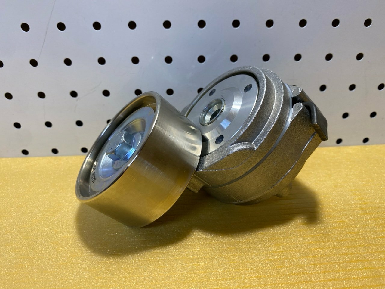 Ролик натяжитель ремня МАН ТГС ТГХ тгат с моторами D2066 MC11 HOWO T5G D2676 в сборе 74x34x84 T5G SITRAK MC11