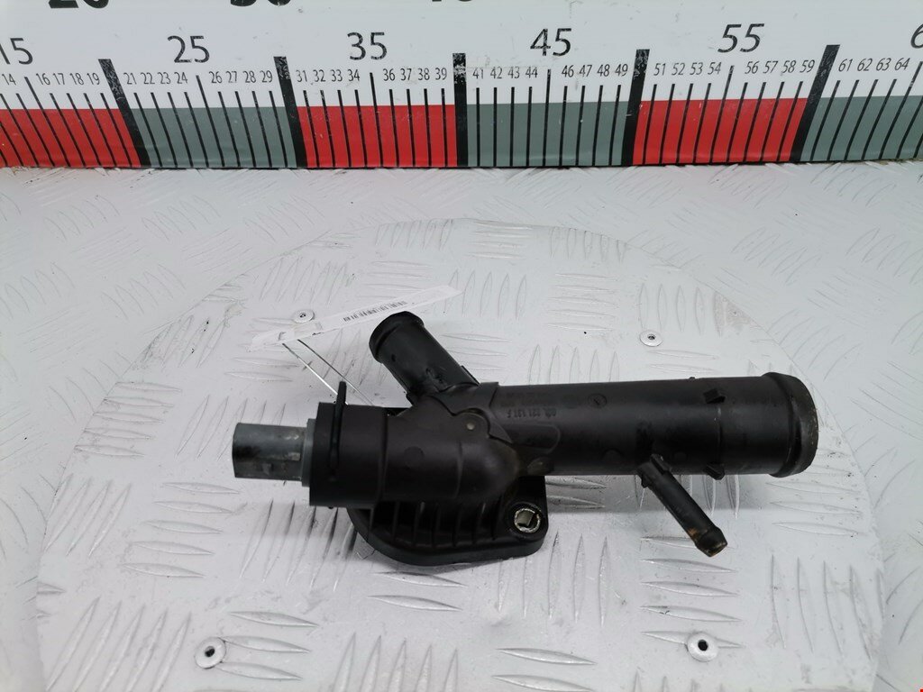 Фланец (штуцер системы охлаждения тройник) Volkswagen Golf 6 03L121131F арт. 1674101