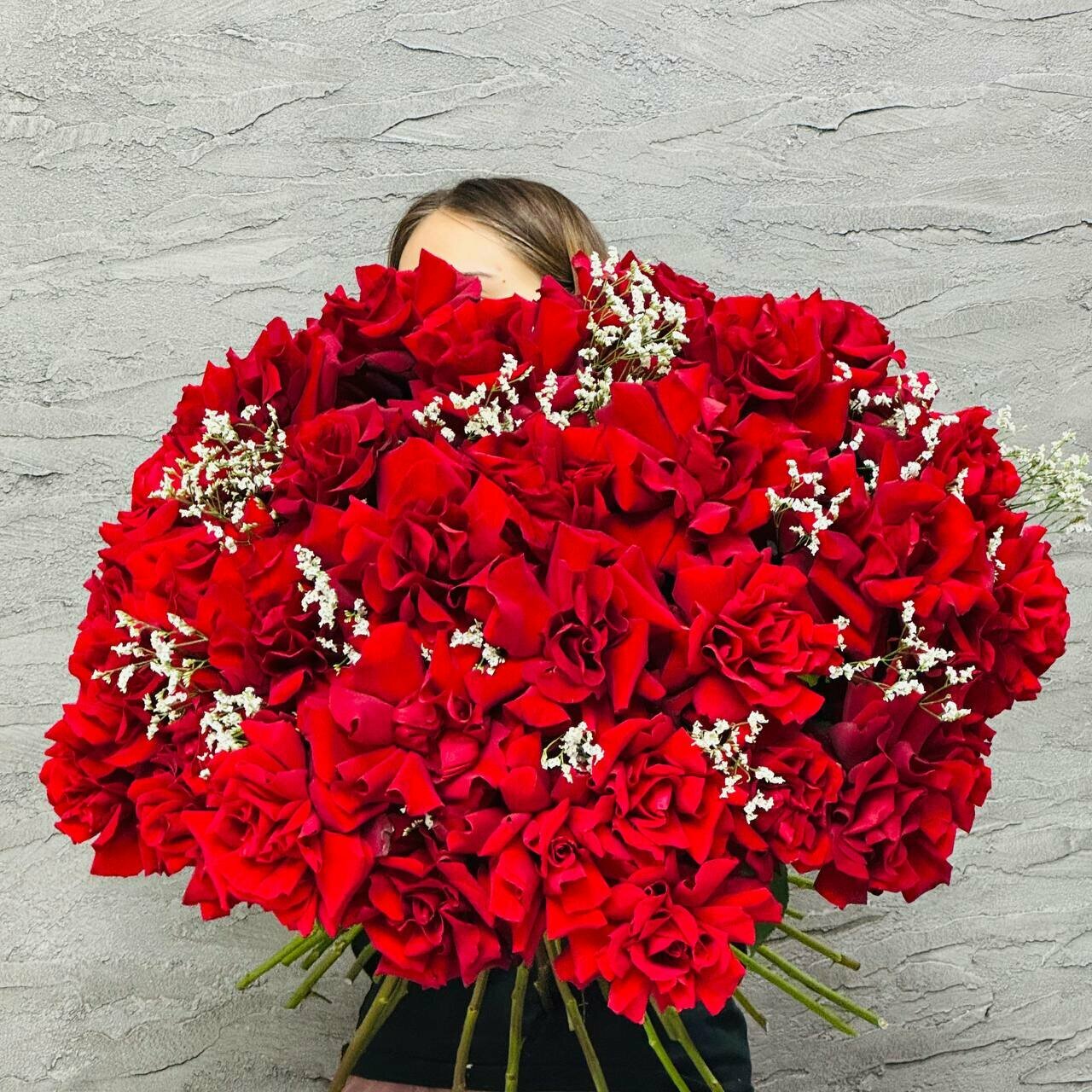 Букет гигант из 51 красной французской розы. Цветы для любимой девушки