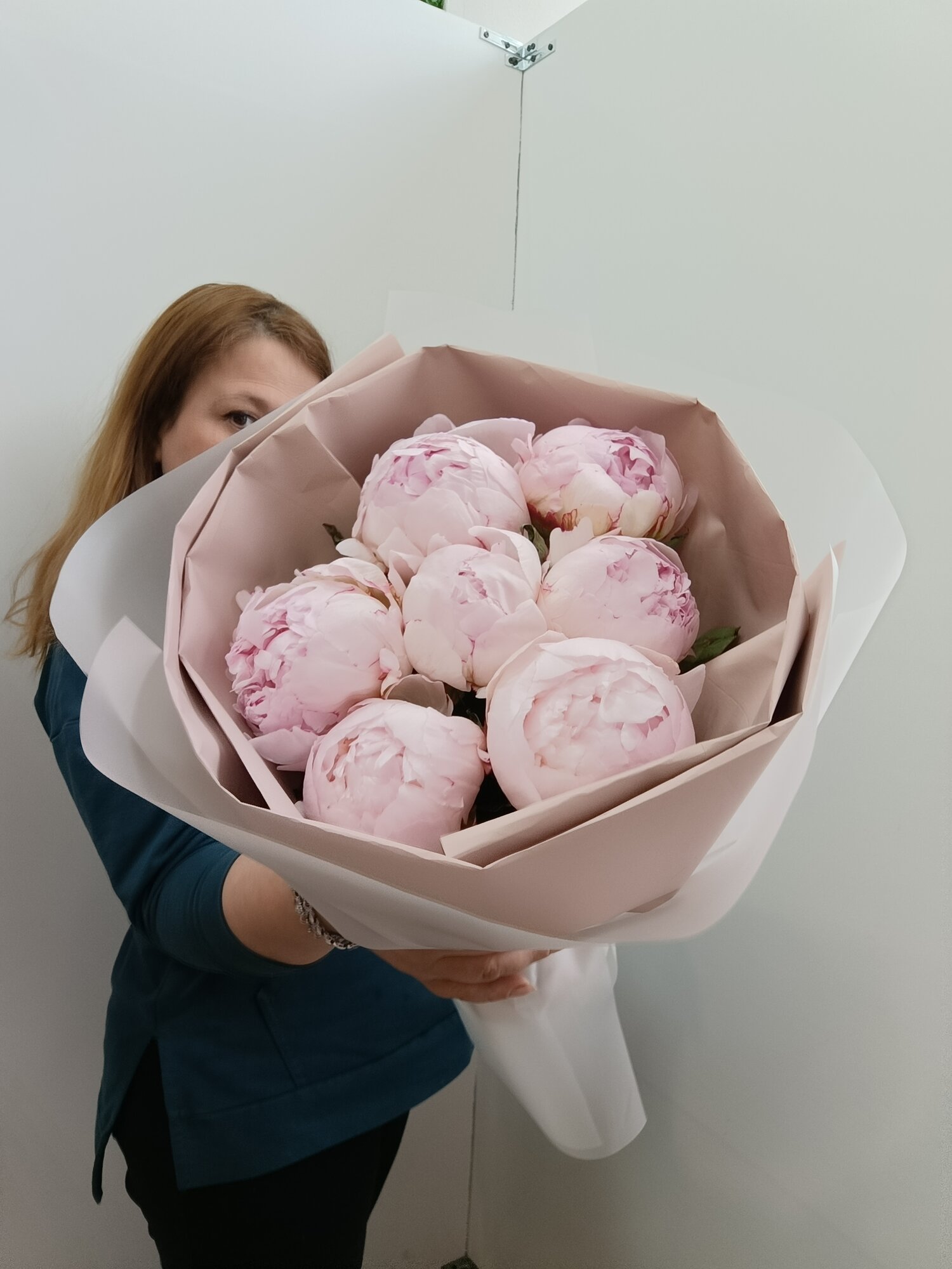 Букет "Нежно-розовый лепесток", пионы, 7 штук, в стильном оформлении