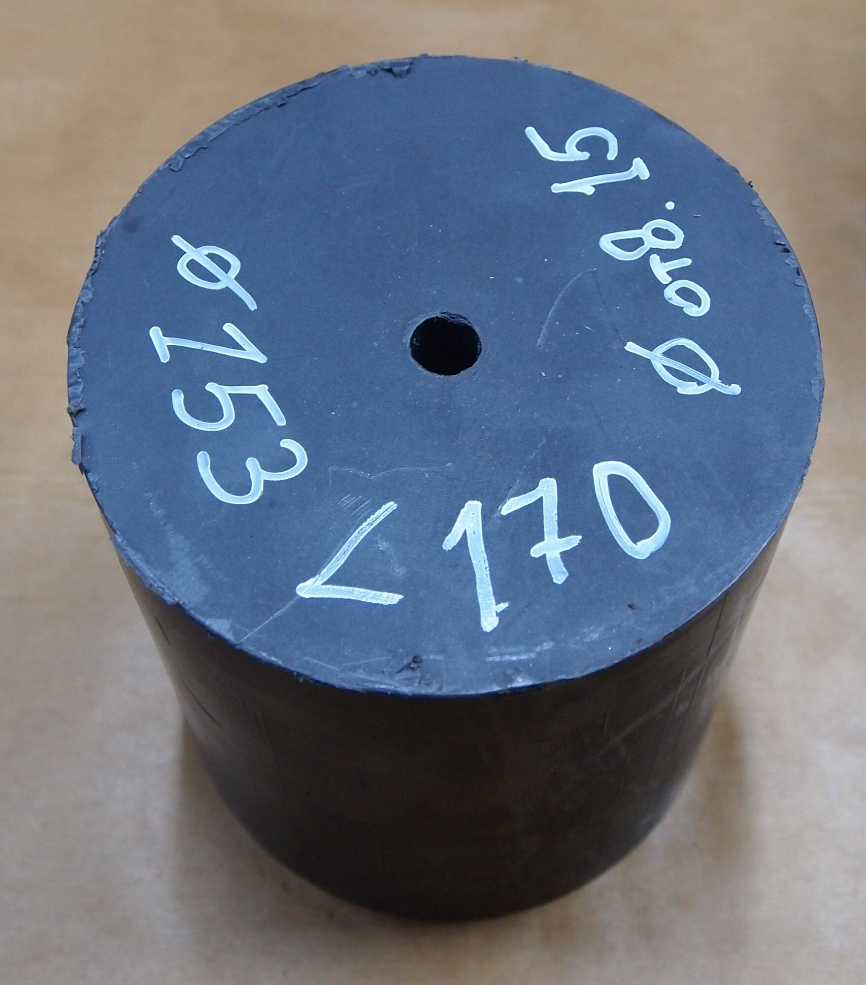 Фторопласт графитонасыщенный d - 153, L 170 , d отв - 15, кг - 6,72