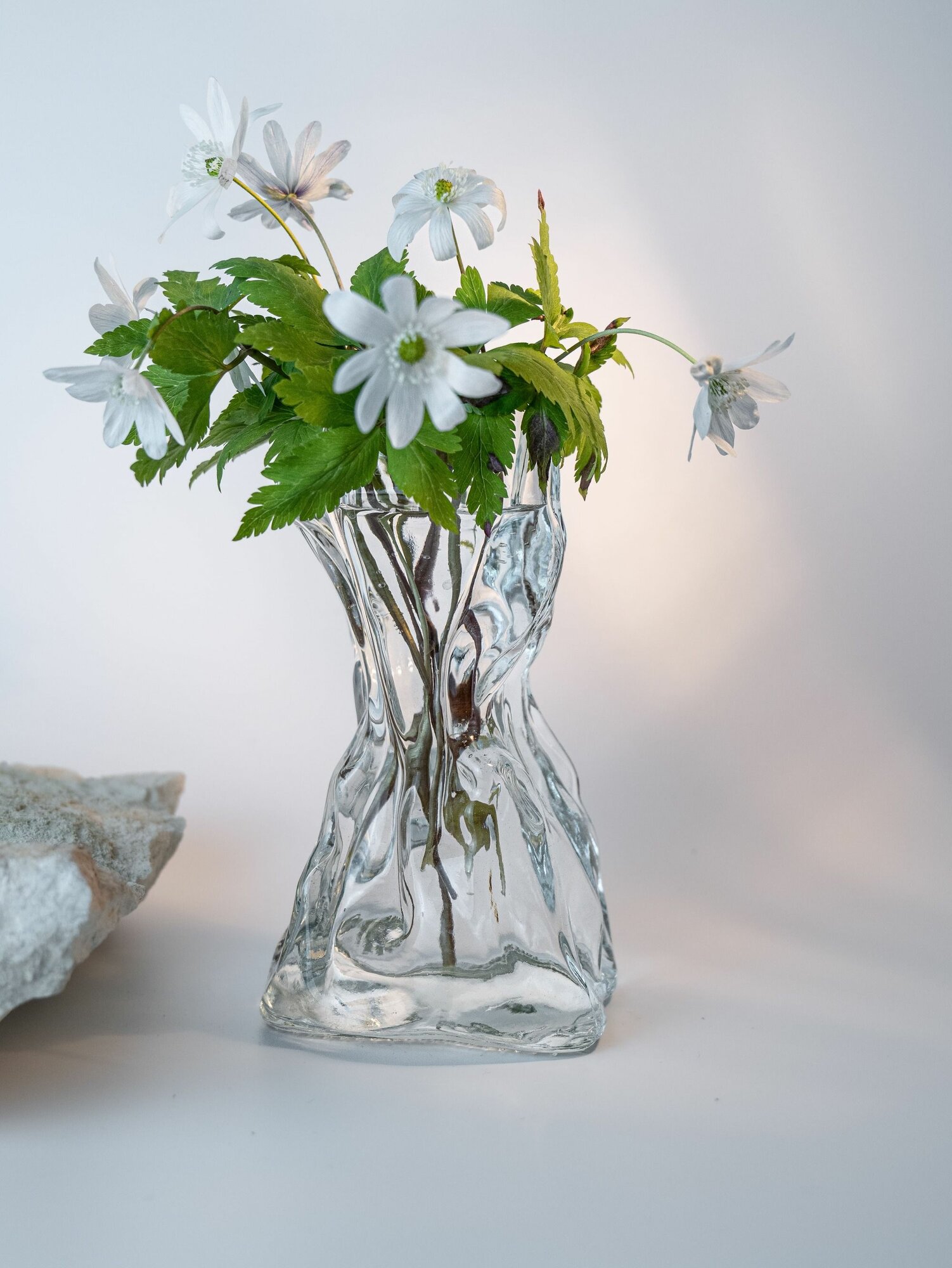 Ваза для цветов стеклянная белая мятая маленькая оригинальный дизайн для интерьера подарок маме подруге сестре