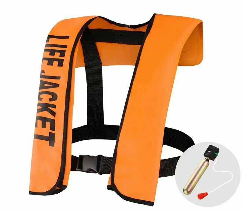 Надувная лодка в спасательном жилете