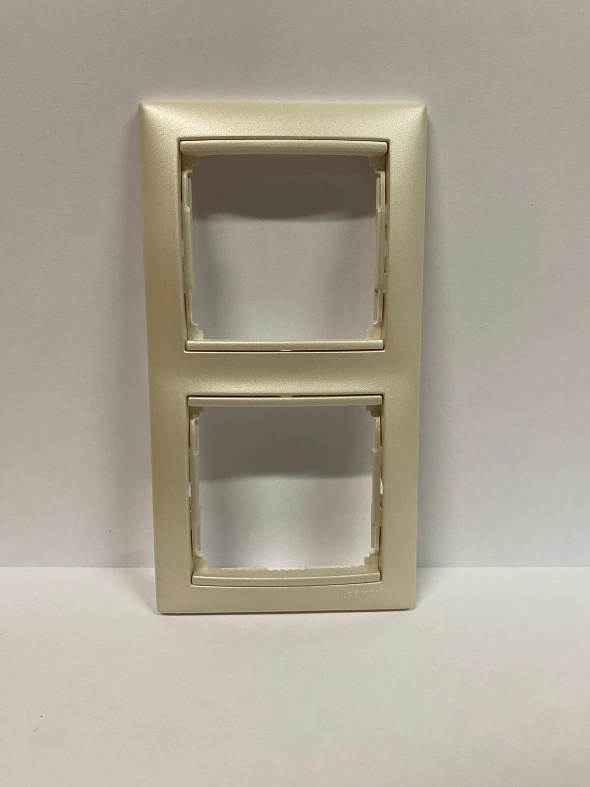 Рамка двойная Legrand Valena, цвет жемчуг, вертикальная 770486 Legrand