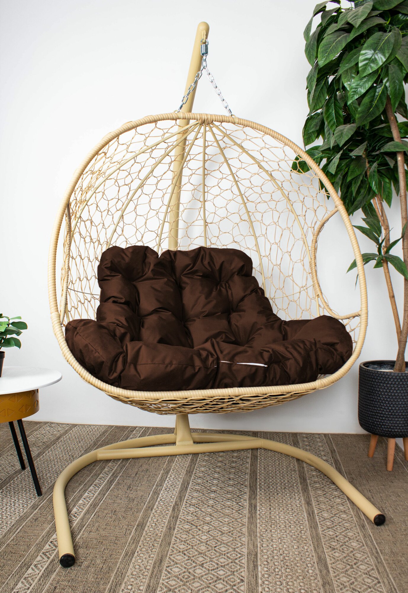 Подвесное кресло для двоих, с ротангом бежевое, коричневая подушка