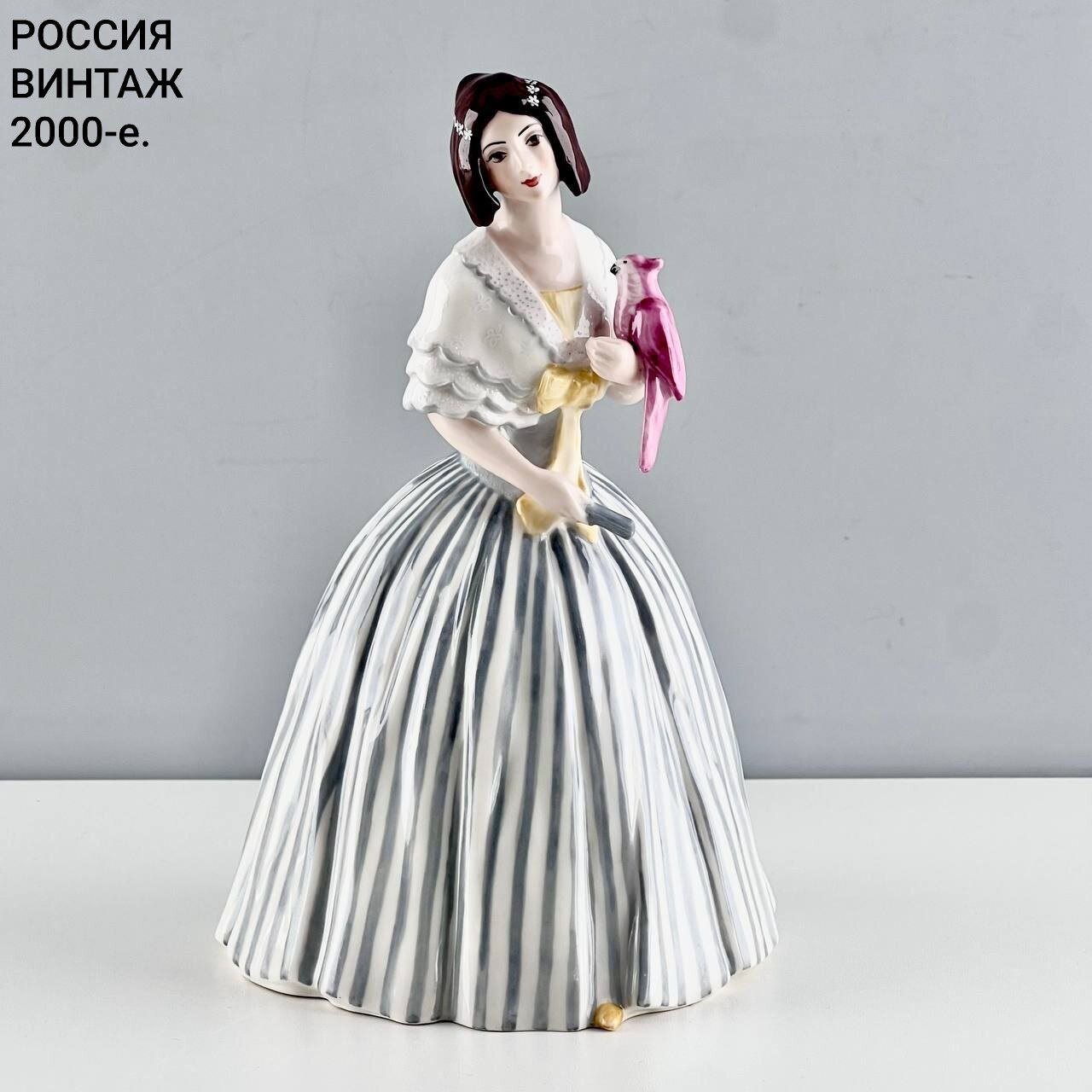 Винтажная статуэтка "Дама с попугаем". Фарфор ЛФЗ. Россия, 2000-е.