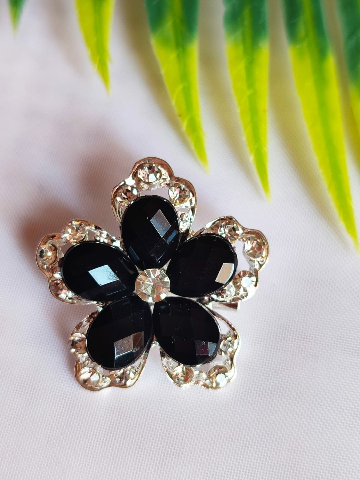 Брошь, стразы