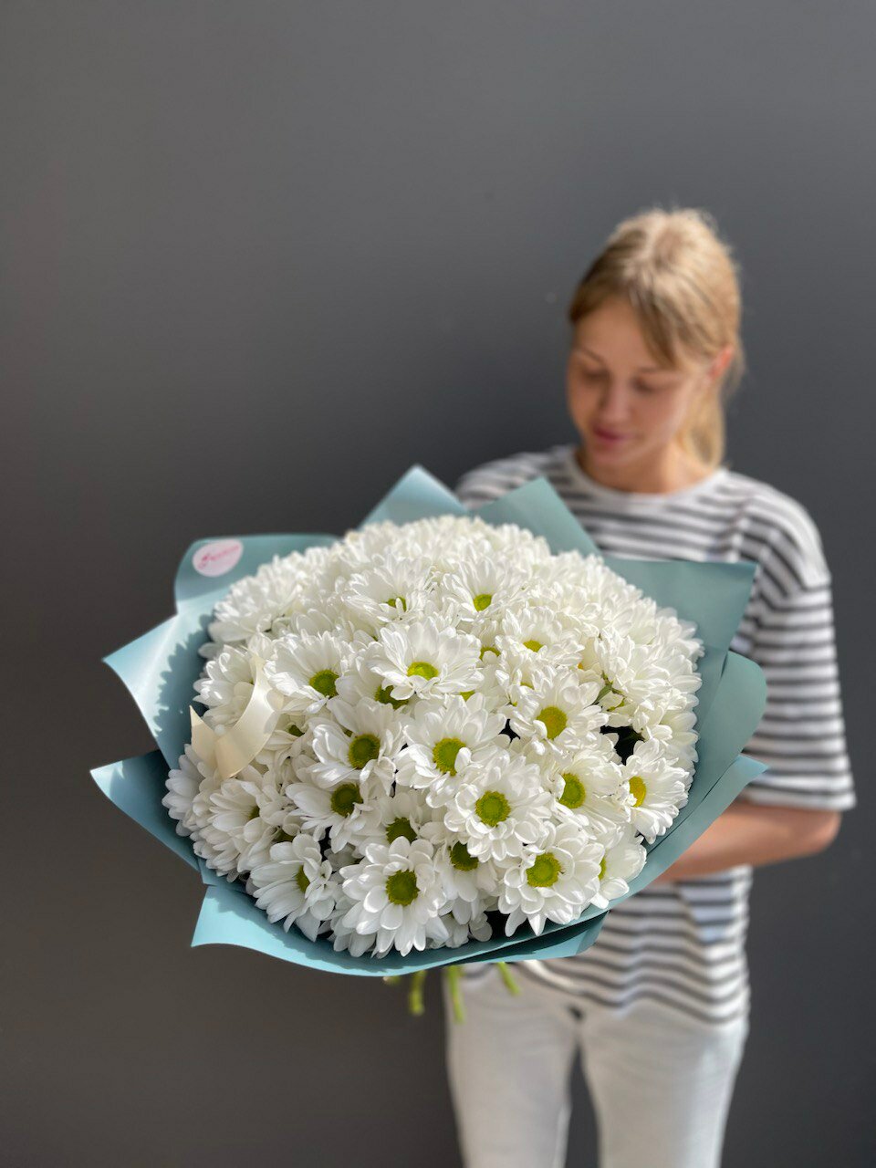 Букет из кустовой белой хризантемы, в голубой упаковке, 7 цветов