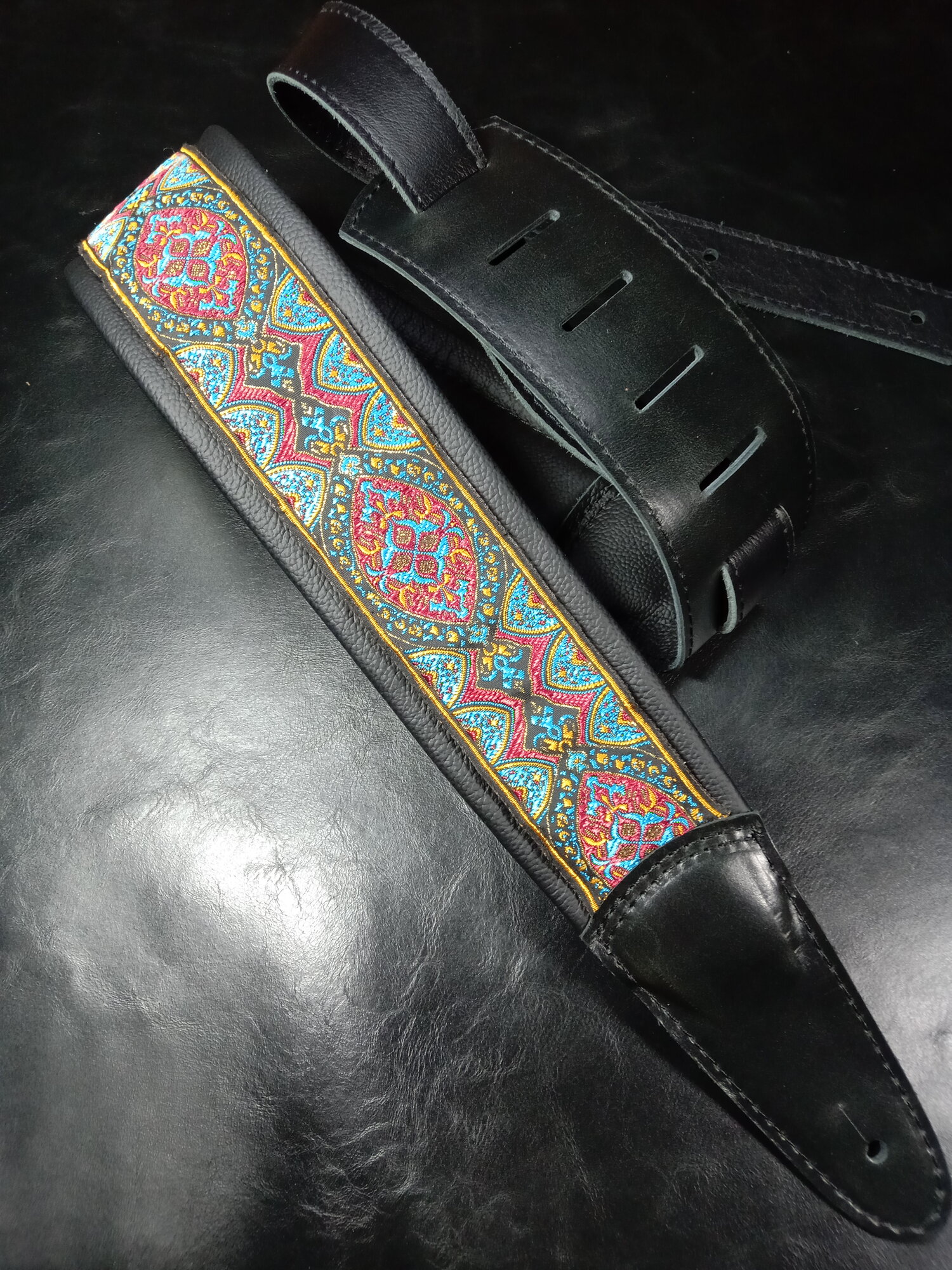 Ремень ручной работы из натуральной кожи для гитары. Бренд VLADIMIR BUROV. Ремень для акустической, электрогитары и бас-гитары.