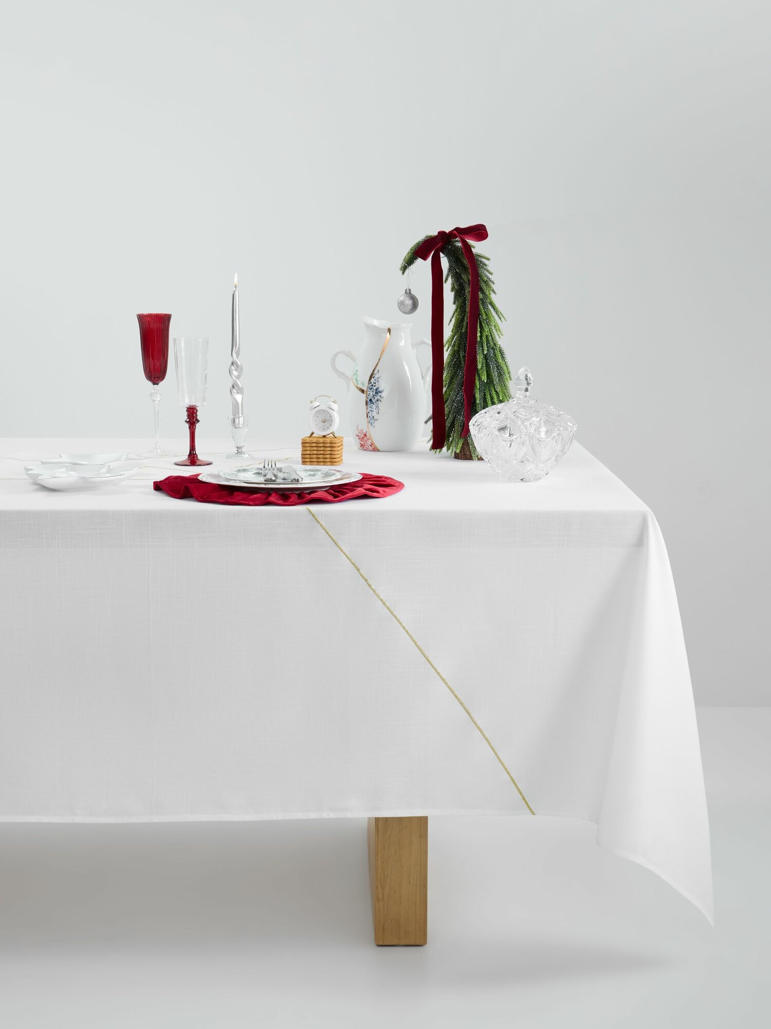 Скатерть, 170х250 см, полиэстер, белая, Золотистые линии, Revival gold, Kuchenland