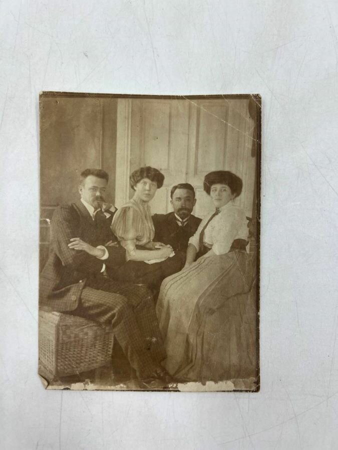 Фотография неизвестных людей. Подпись "Мамины сестры со своими мужьями" 1900 годы.12х8,5 см