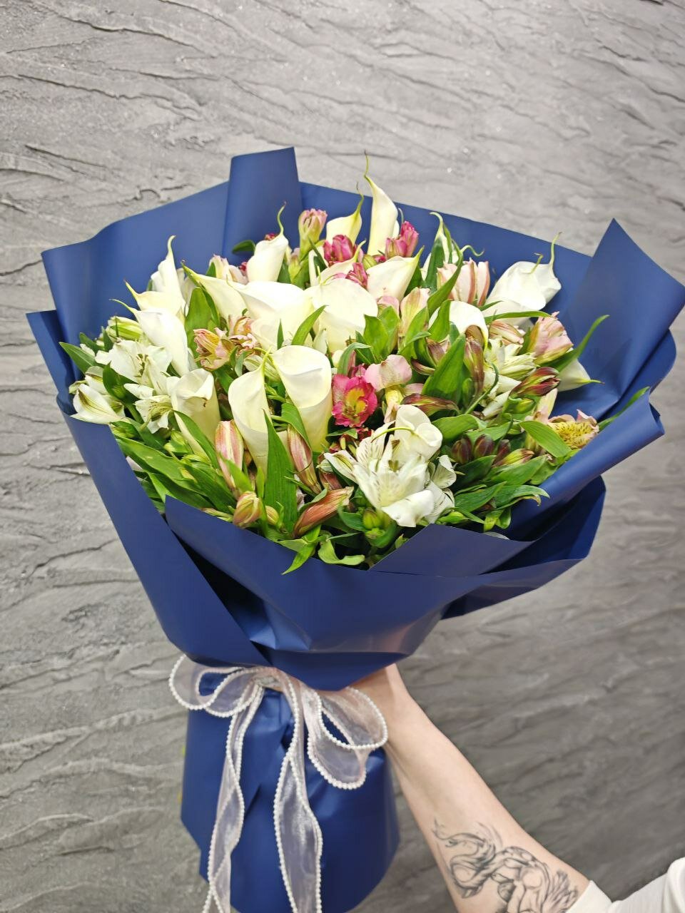 Элегантный букет из калл и альстромерий. Белые каллы и альстромерии