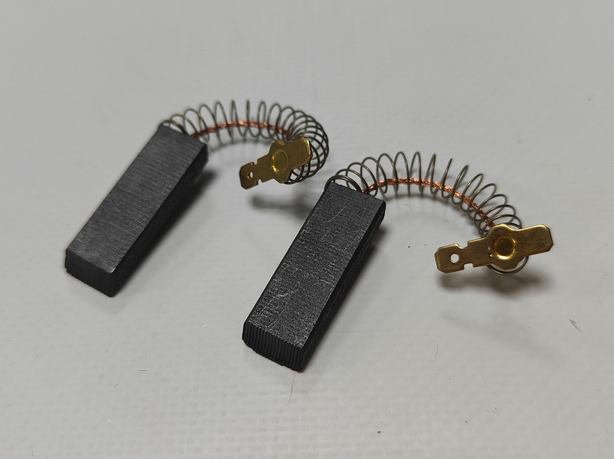 Щетки 5х12,4х36 угольные для электродвигателя стиральной машины Bosch MAXX с пружиной и клеммой (комп. 2шт) (G130A / G130 / 154740)